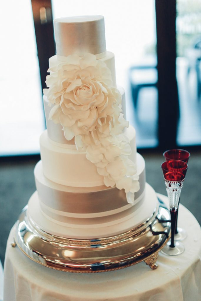 30 Simply Stunning White Wedding Cakes - Modern Wedding