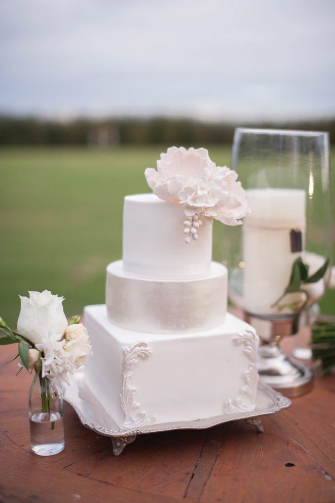 30 Simply Stunning White Wedding Cakes - Modern Wedding