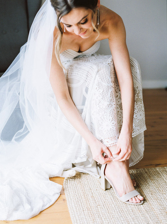Nick And Laura's Stunning Spring Celebration - Modern Wedding